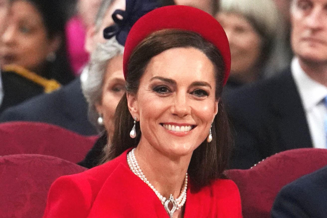 Kate Middleton schittert in Ruby Coat op evenement in Londen met Prins ...